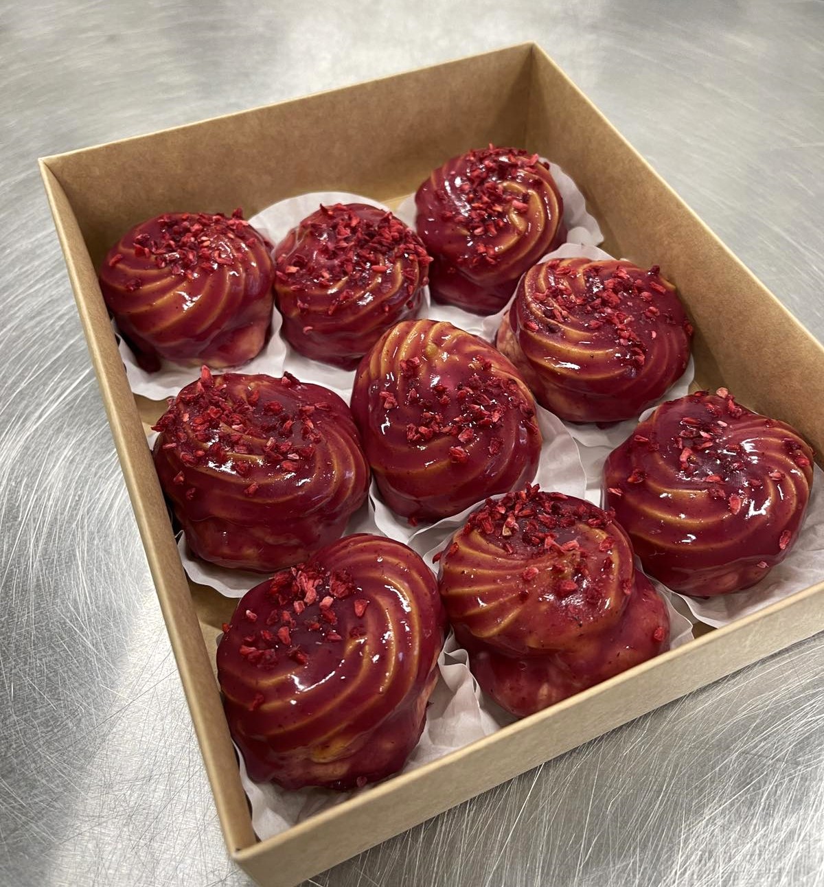 Miško uogomis glazuruoti mini eklerai su varškės kremu - Confetti.lt