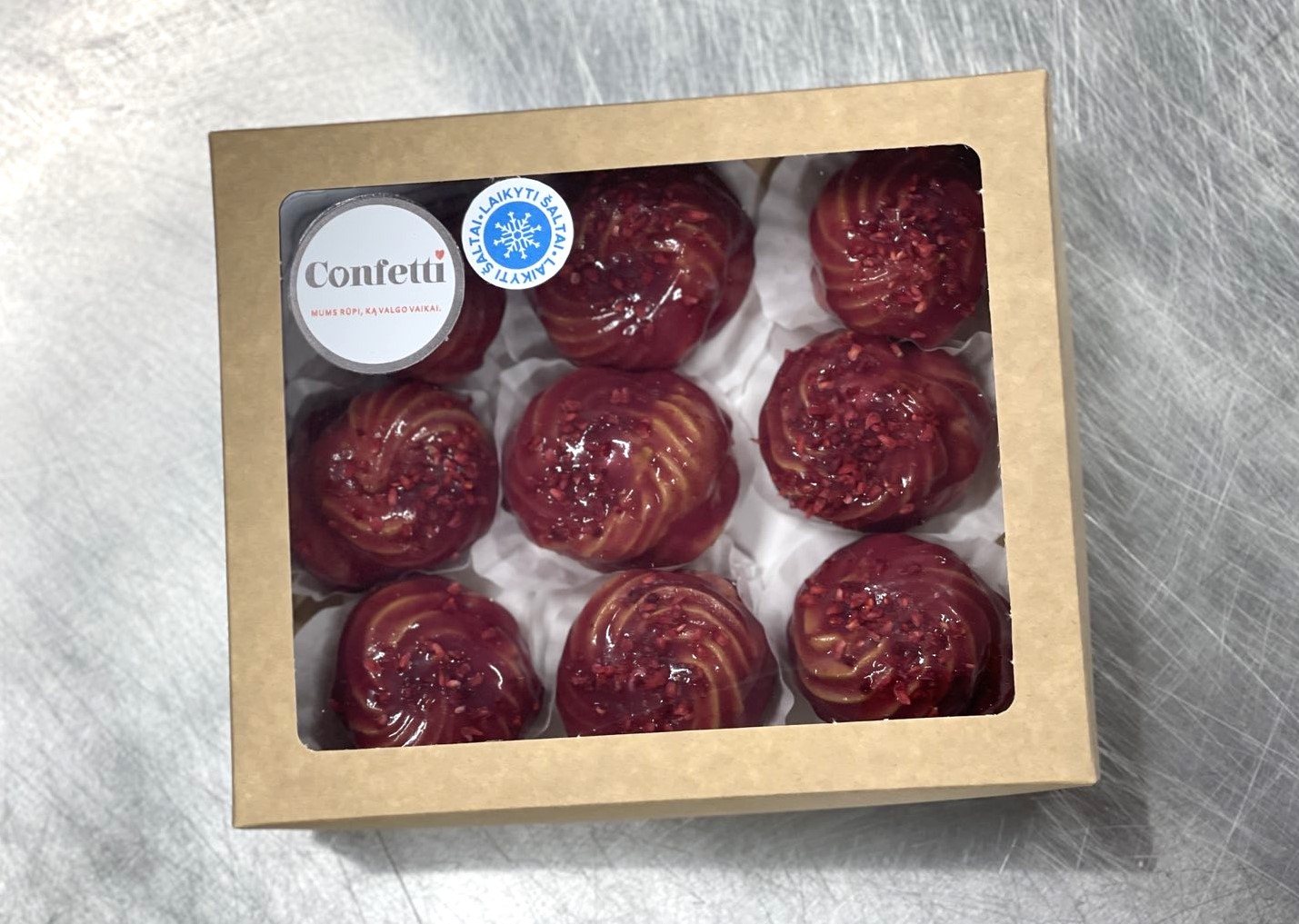 Miško uogomis glazuruoti mini eklerai su varškės kremu - Confetti.lt